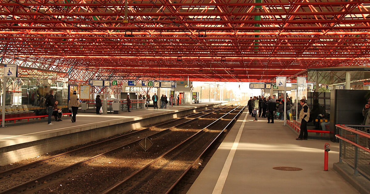 Almere Centrum railway station in Almere, Nederland | Tripomatic