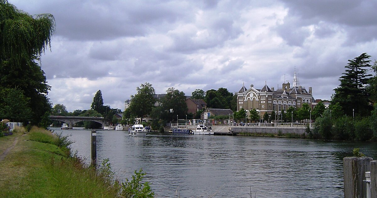 Penton Hook Lock in Staines-upon-Thames, UK | Tripomatic