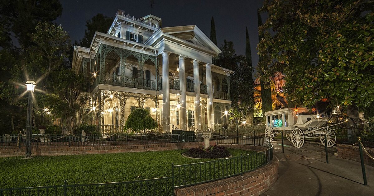 The Haunted Mansion Line Queue in Bay Lake, Florida | Tripomatic