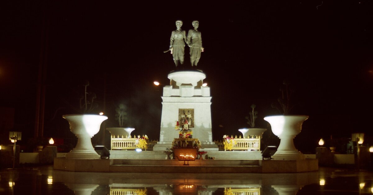 Two Heroines Monument in Phuket province, Thailand | Tripomatic
