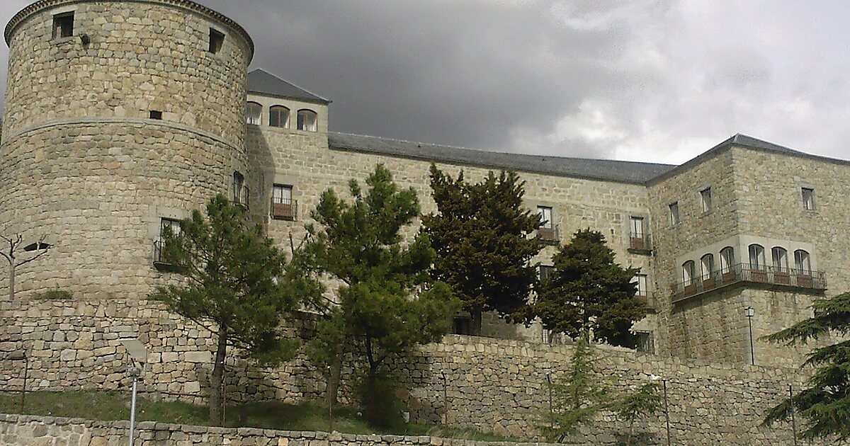 Castillo-Palacio de Magalia en Las Navas del Marqués, España | Tripomatic