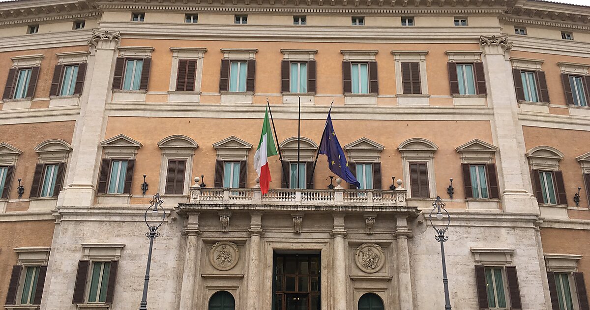 Piazza di Monte Citorio in Colonna, Rome, Italy | Tripomatic