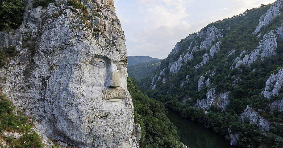 Rock sculpture of Decebalus in Eșelnița, Romania | Tripomatic