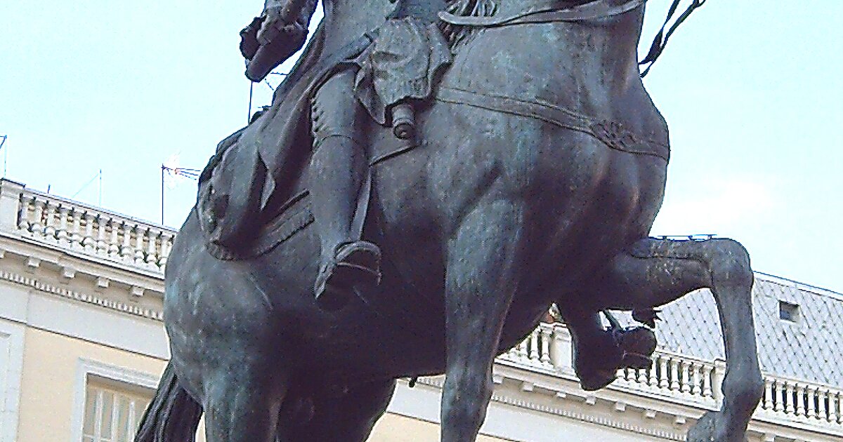 Retrato del rey Carlos III en La Coruña, España | Tripomatic