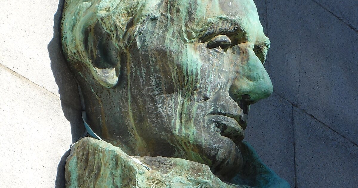 Bust of Abraham Lincoln in Springfield | Tripomatic