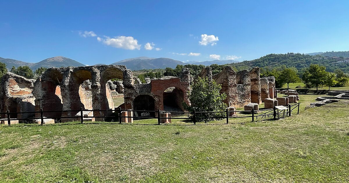 Anfiteatro romano de Amiternum en L'Aquila, Italia | Tripomatic