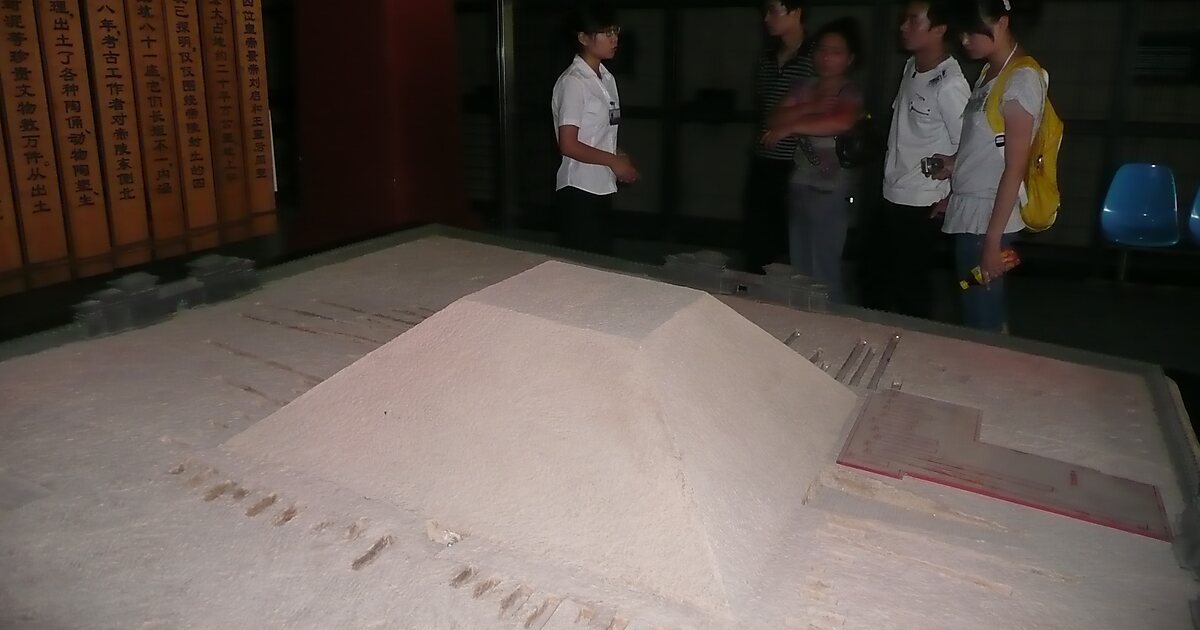 Pirámide de Xi'An en Xianyang, China | Tripomatic