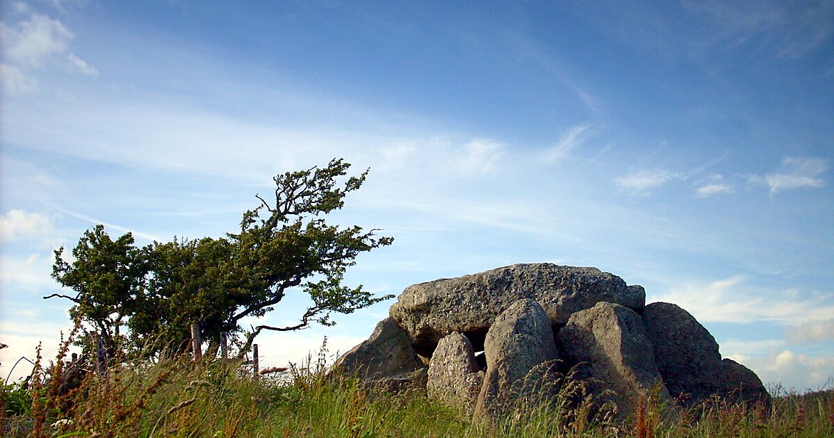 Hell stone in Portesham, UK | Tripomatic