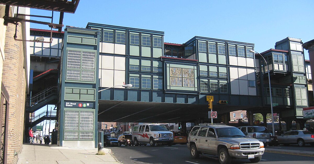 Calle 233 en The Bronx, Nueva York, Estados Unidos de América | Tripomatic