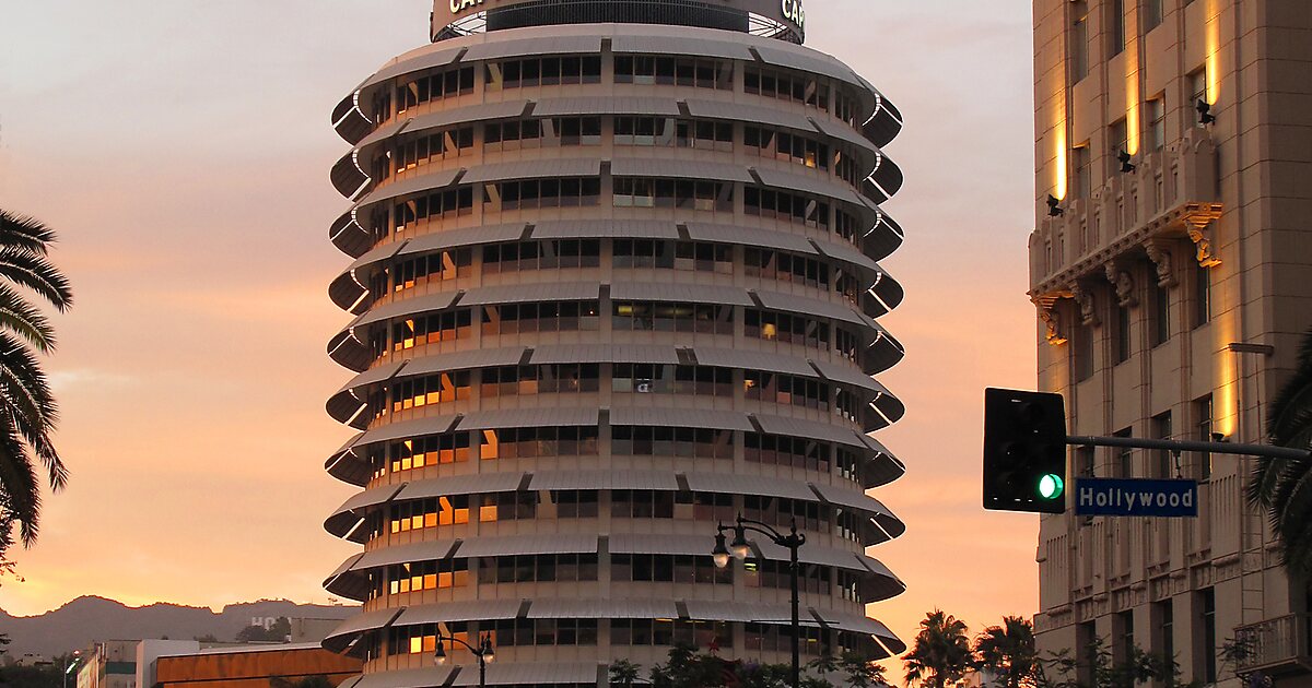 Edificio Capitol Records De Noche Capitol Records Tower Hi Res Stock