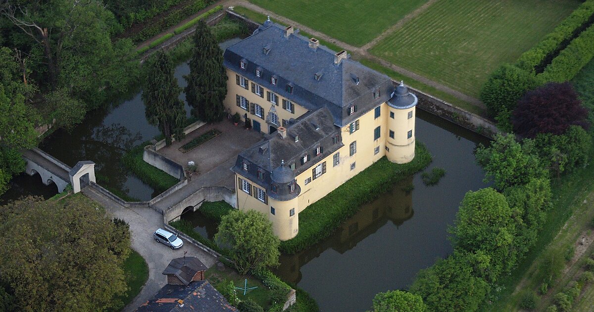 Burg Lüftelberg in Meckenheim, Deutschland | Tripomatic