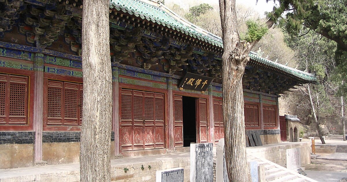 Lingyan Temple in Jinan, China | Tripomatic