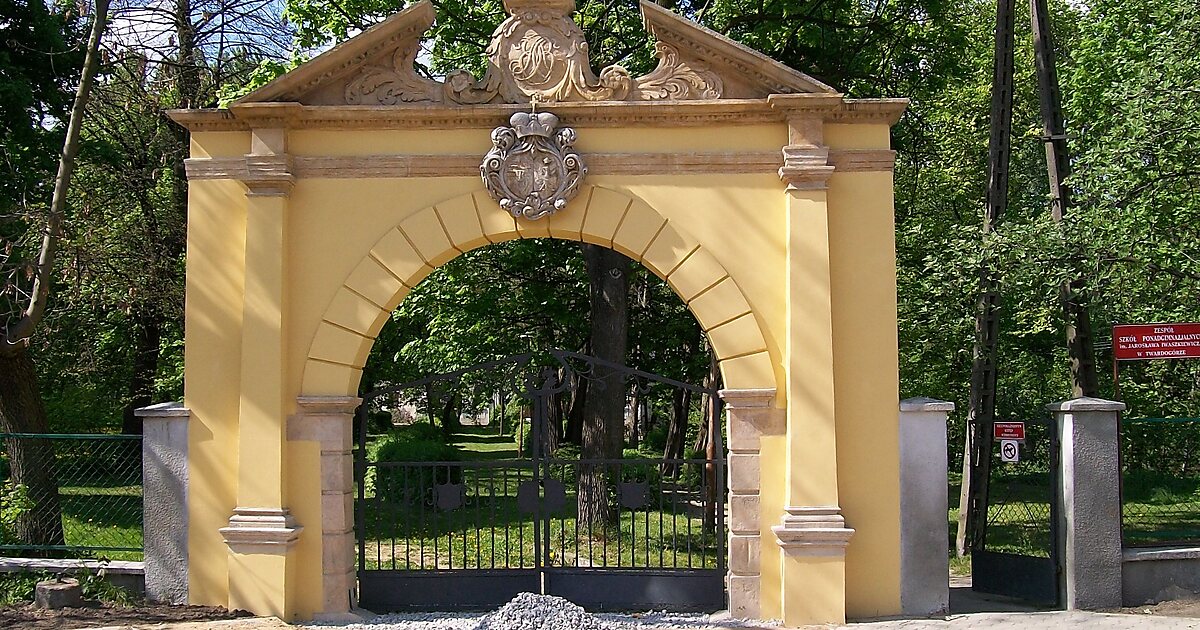 Schloss Festenberg in Twardogóra, Polen | Tripomatic