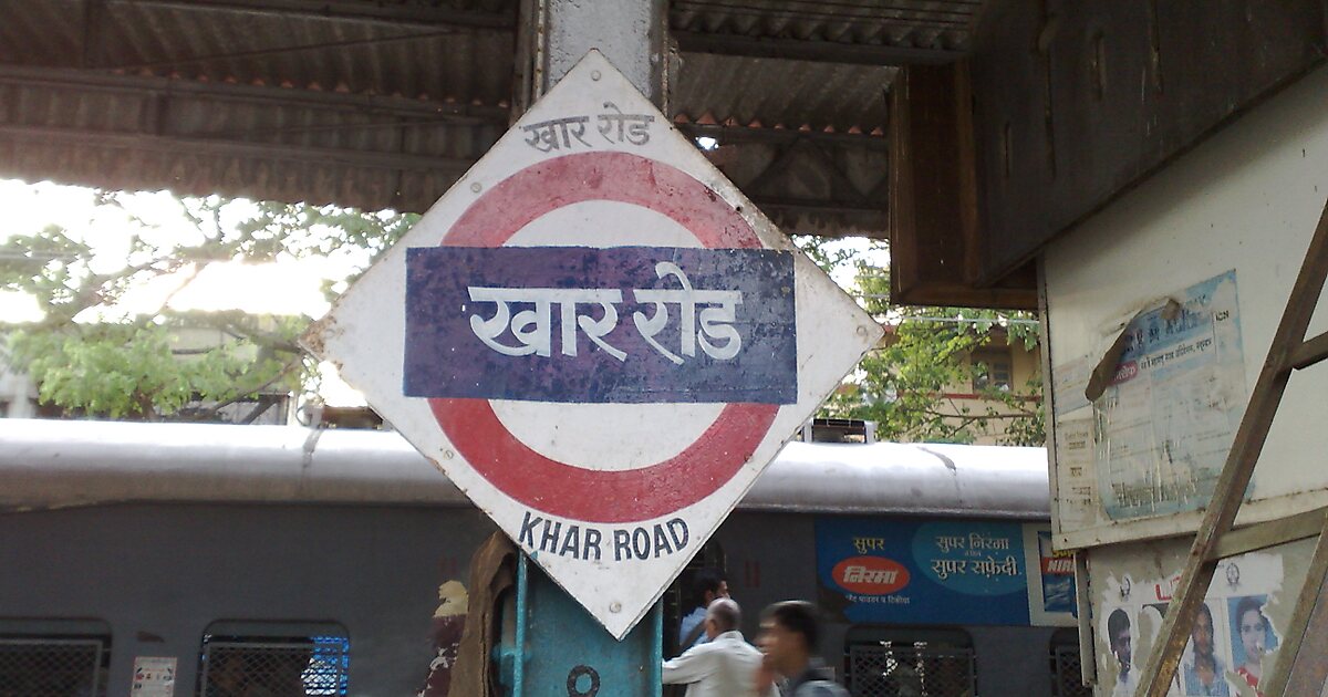 Khar Road Railway Station in Mumbai, India | Tripomatic