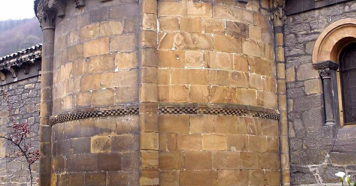 Iglesia de Santa Eulalia de Ujo en Ujo, España | Tripomatic