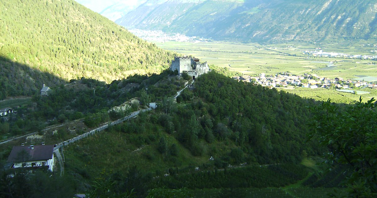 Burg Obermontani in Latsch, Italien | Tripomatic