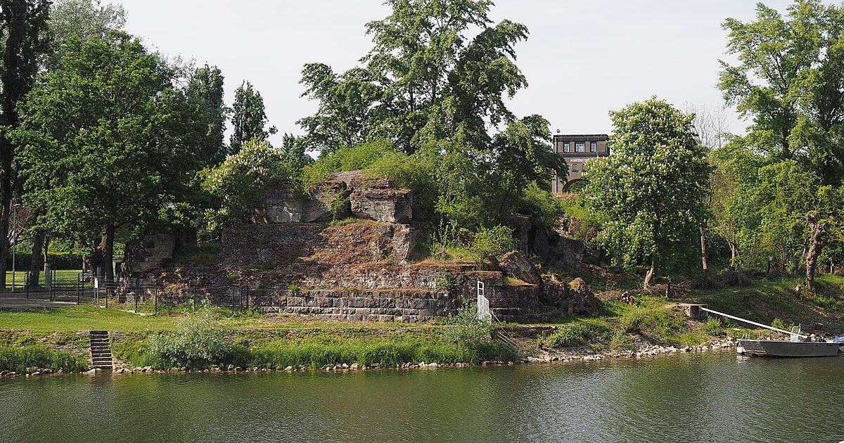 Ruine Hindenburgbrücke in Rüdesheim am Rhein, Deutschland | Tripomatic