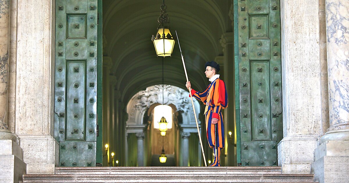 Scala Regia en Ciudad del Vaticano, Roma | Tripomatic