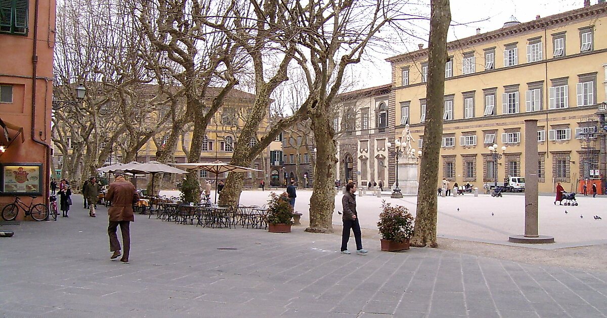 Piazza Napoleone - Lucca, Italia | Tripomatic