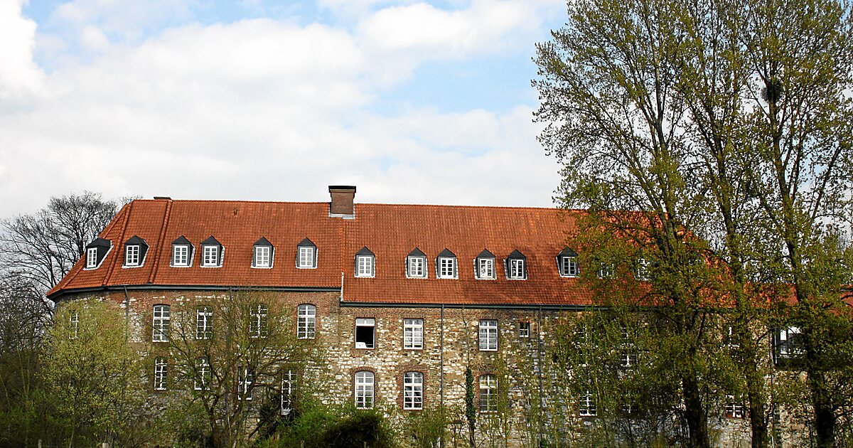 Castle Angermund in Angermund, Düsseldorf, Deutschland | Tripomatic
