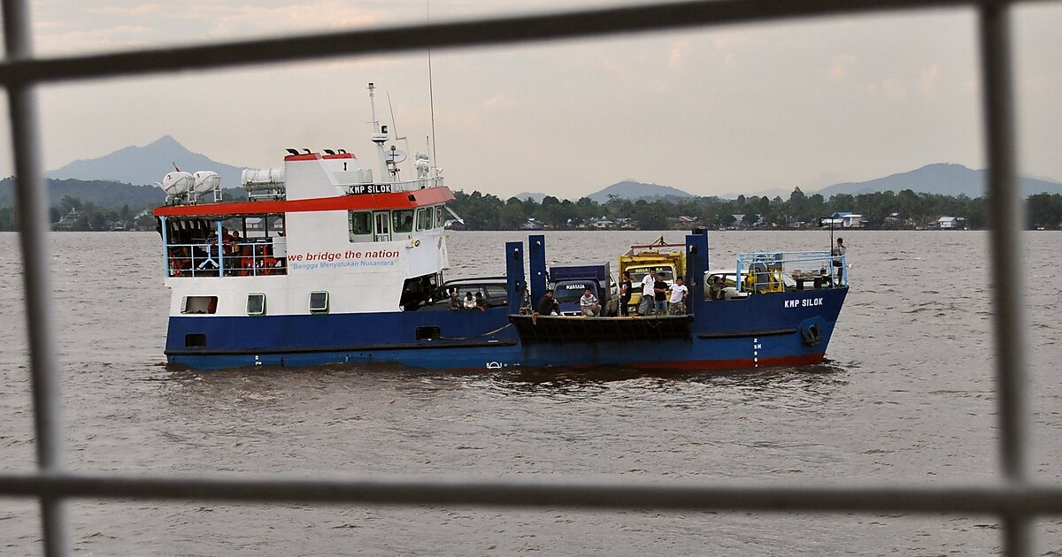 Tayan Bridge in Borneo, Indonesia | Tripomatic