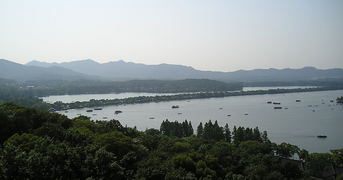 Dawn on the Su Causeway in Spring in Hangzhou, China | Tripomatic