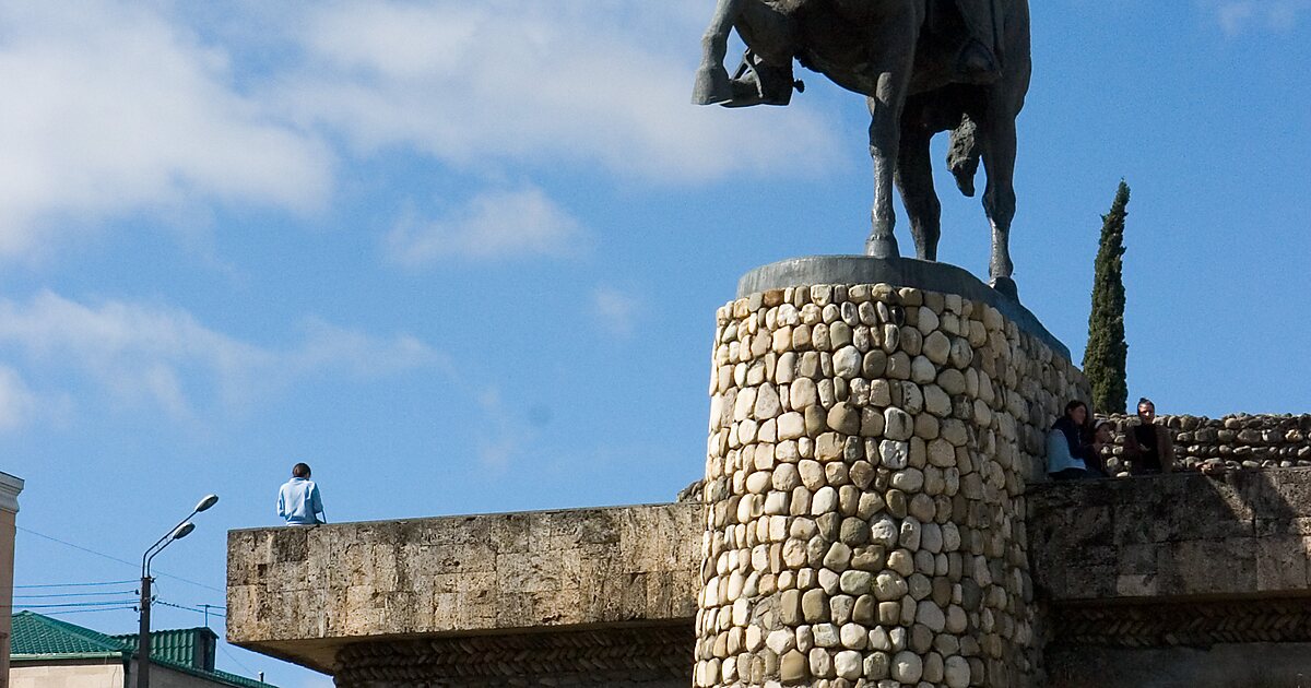 Monument of King Erekle II in Telavi, Georgia | Tripomatic