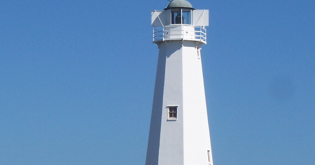 Boulder Bank Lighthouse in Nelson, New Zealand | Tripomatic