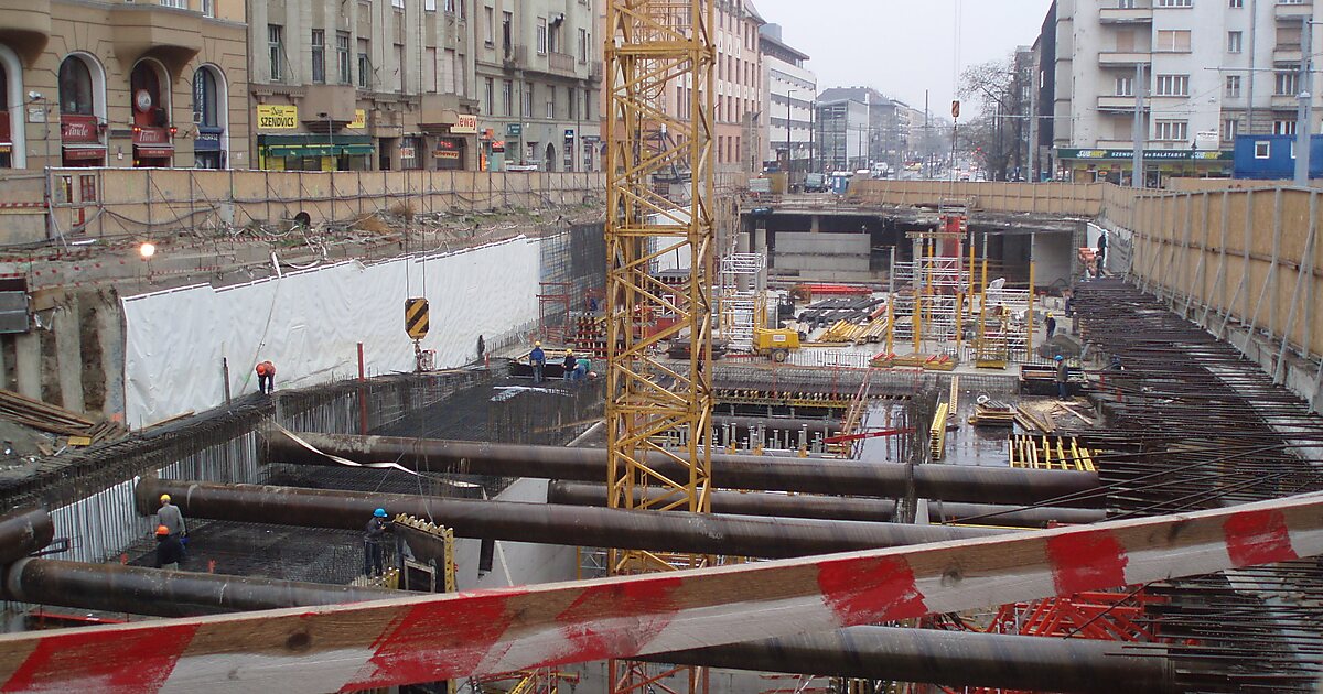 Linia M4 metra w Budapeszcie w Józsefváros, Budapeszt, Węgry | Tripomatic