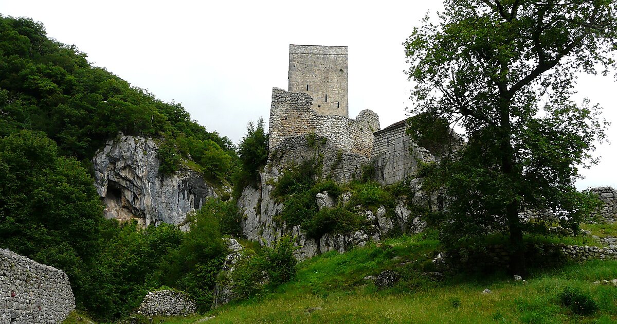 Château des Comtes de Comminges in Bramevaque | Tripomatic