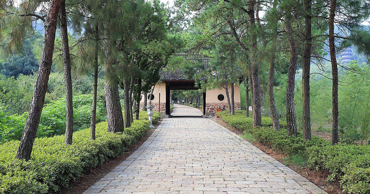 Tiantong Temple in Ningbo, China | Tripomatic