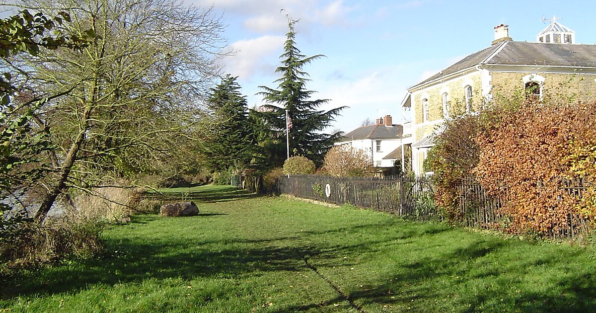 Shepperton Lock in Weybridge, UK | Tripomatic