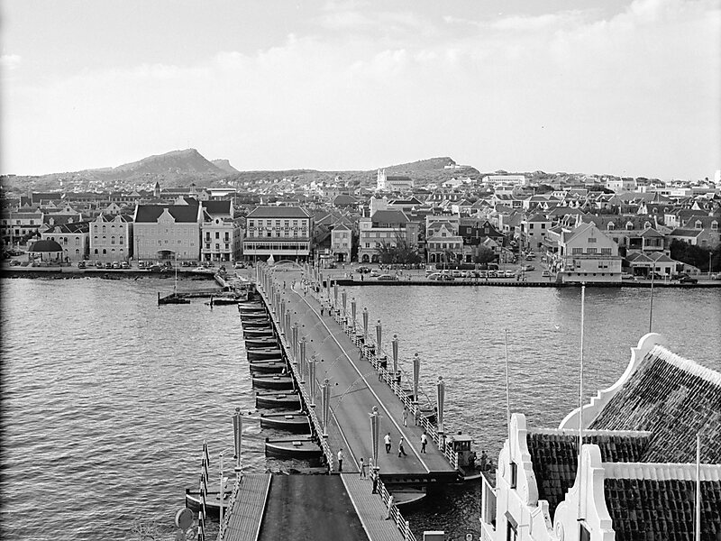 Puente de la Reina Emma en Willemstad, Países Bajos | Tripomatic