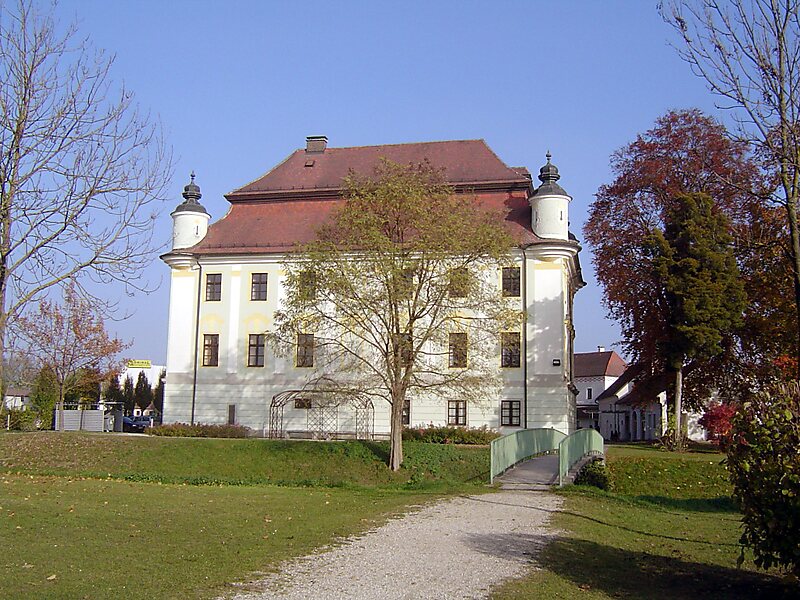 Schloss Traun in Traun, Österreich | Tripomatic